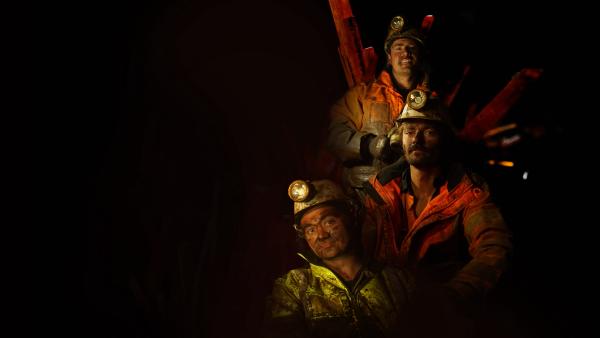 Outback Crystal Hunters | Shows | discovery+